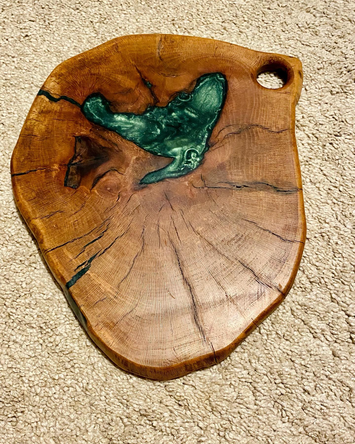 Tocator din lemn si rasina cu pigment verde - INLEMNIT - Produse unice ...